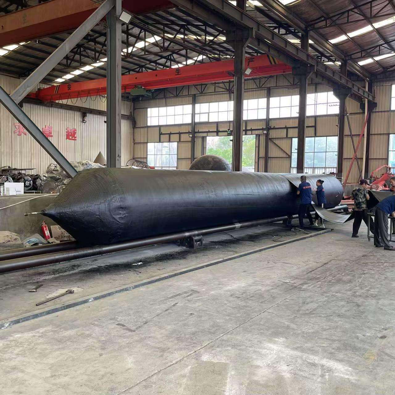 Airbags marins de 1,5 x 10 m pour le lancement et l'atterrissage des ...
